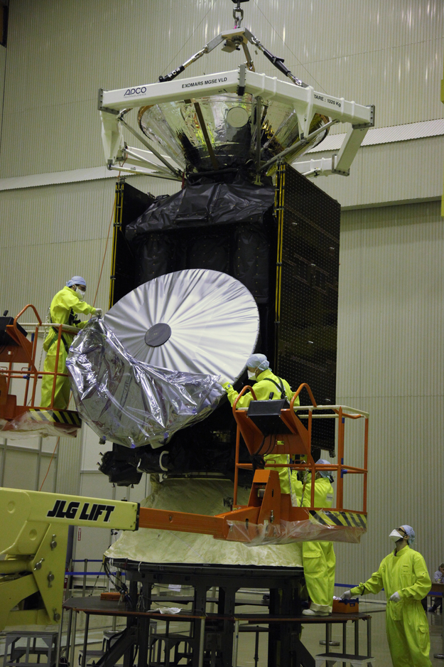 ESA - Robotic Exploration of Mars - Removal of protective cover from ...